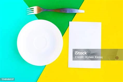 기하학적 및 노란색 배경에 흰색 모형 플레이트 포크 및 종이 블랭크 텍스트의 공간을 복사합니다 최소한의 개념 0명에 대한 스톡 사진 및 기타 이미지 Istock