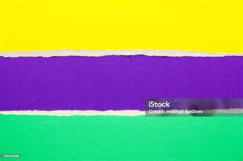 보라색 녹색 및 노란색 찢어진 골판지 종이 배경 텍스트 메시지에 대 한 복사 공간 0명에 대한 스톡 사진 및 기타 이미지 0