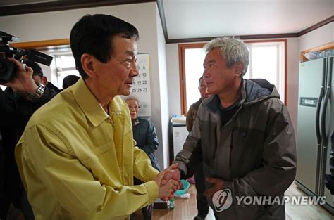 이재민 위로 위해 산불 현장 찾은 진영 장관 연합뉴스