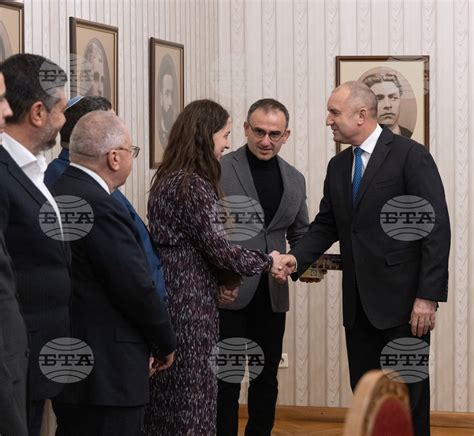 БТА Президенство Представители на еврейската общност в България връчиха на президента Румен