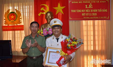 Công an tỉnh Tiền Giang trao Huy hiệu năm tuổi Đảng cho đảng viên Báo Ấp Bắc điện tử