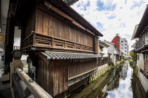 玉八商店西家付近の米川沿い長浜城下町遺産
