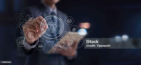 Crm 고객 관계 관리 커뮤니티 마케팅 비즈니스 개발 개념 고객 서비스 및 양질의 비즈니스를 위한 지원 팀과 함께 가상 화면을 터치하는 사업가 세일에 대한 스톡 사진 및