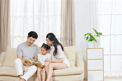 소파에 앉아 세 가족 사진 무료 다운로드 Lovepik