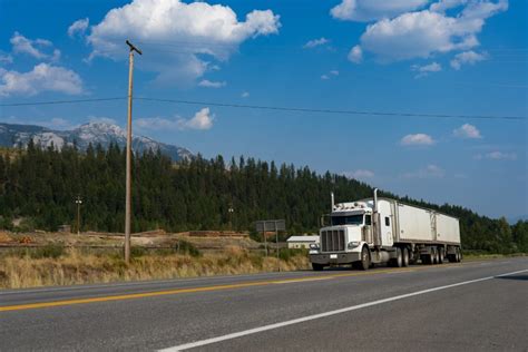 How Do 18 Wheeler Truck Accidents Happen On The Road
