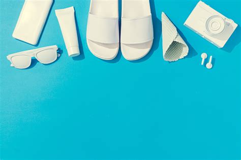 크리에이 티브 레이아웃 복사 공간 및 파스텔 블루 바탕에 다양 한 여름 개체입니다 최소한의 휴가 개념 플랫이 하다 개념에 대한