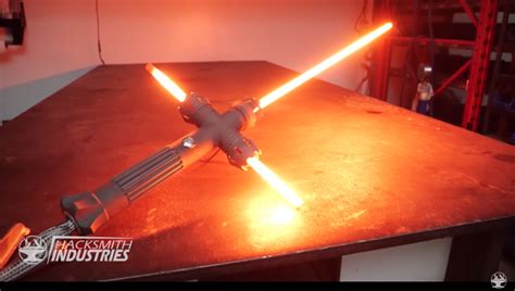 Tal como en Star Wars un youtuber creó el primer sable de luz capaz de cortar el acero y es