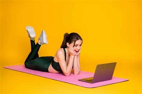 Vue Latérale Du Profil à Pleine Taille Du Corps D une Fille Agréable Heureuse Joyeuse Et
