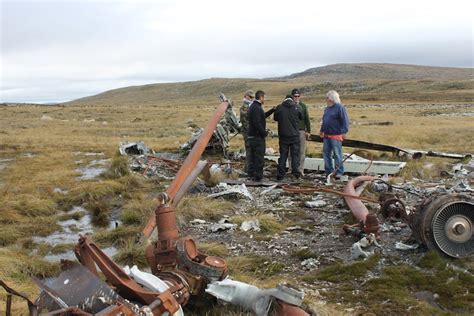 Malvinas Una Visita Emotiva Para Recordar A Un Amigo Muerto Y Leer La Carta De La Madre De Un