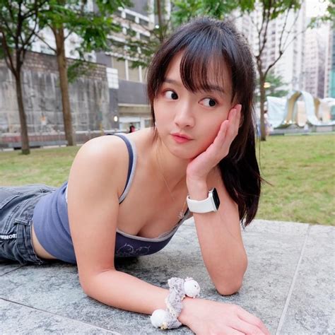 26歲tvb小花羅毓儀激罕晒吊帶低胸look 趴地托腮甫士性感撩人 星島日報