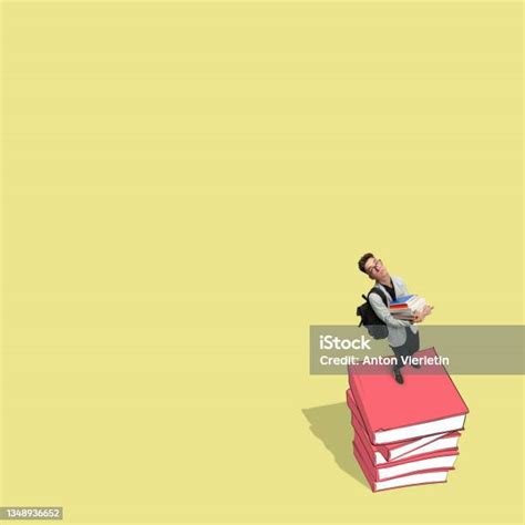 노란 배경위에 고립된 빨간 책에 서 있는 청년의 현대 미술 콜라주 16 17 살에 대한 스톡 사진 및 기타 이미지 16 17