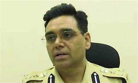 পথে রাত কাটানো থেকে আইপিএস অফিসার এক অদম্য জেদের নাম মনোজ শর্মা