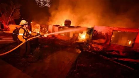 लस एन्जलस आगलागी हलिवुड हिल्समा नयाँ डढेलो अहिलेसम्म एक लाखभन्दा