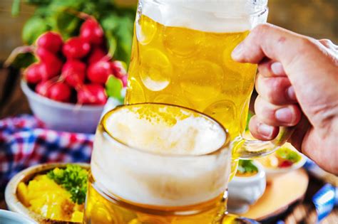옥 토 버 페스트 맥주 프레즐과 나무 배경에 다양 한 바바리아 특선 0명에 대한 스톡 사진 및 기타 이미지 0명 곡초류