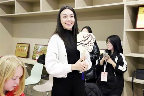 外籍留学生体验中国传统文化活动暨中国传统书画培训班结业仪式举行 西安翻译学院 满载希望的方舟 陶冶情操的熔炉