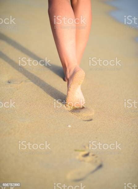 해변 여행 모래 에 발자국을 떠나 모래 해변에서 걷는 여성 여성 발과 황금 빛 모래 해변의 클로즈업 세부 사항 건강한 생활방식에
