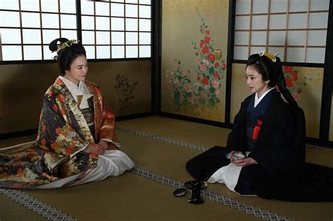 ドラマ10「大奥 Season2」第12話。一橋治済（仲間由紀恵・左）は源内は女子（おなご）だと田安定信（安達祐実）に吹聴し…（c）nhk