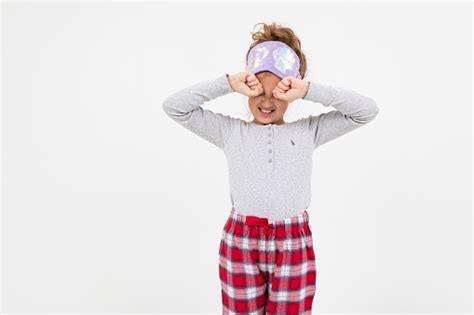 잠옷에 졸린 소녀는 방금 일어났고 복사 공간이있는 흰색 배경에 하품합니다 8 9 살에 대한 스톡 사진 및 기타 이미지 8 9 살 건강한 생활방식 경외감 Istock