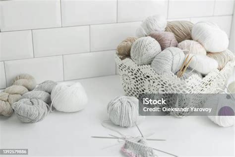 뜨개질을위한 니트 된 어린이 옷과 액세서리 바느질과 뜨개질 취미와 창의력 어린이를위한 니트 손으로 만든 취미와 창의력 0명에