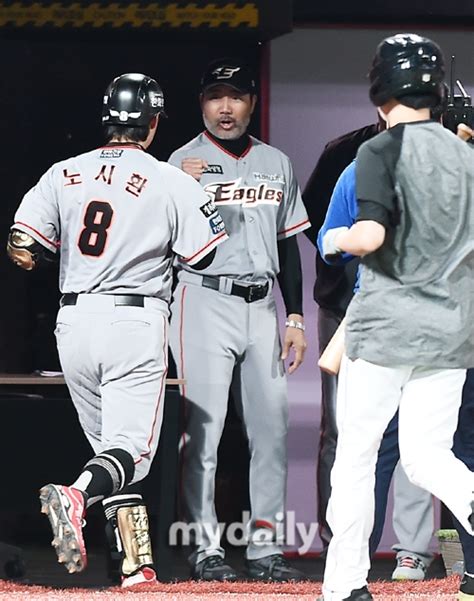 한화 한용덕 감독 노시환 쐐기포로 승기 잡았다