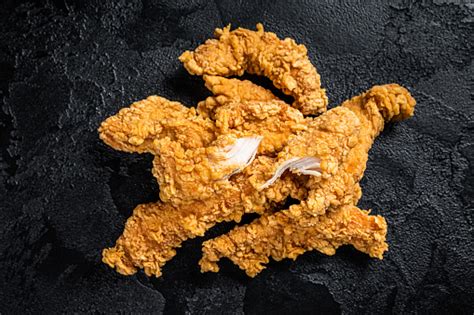 빵가루 입힌 치킨 스트립 손가락 빵가루 입힌 가슴살 검은 배경입니다 상위 뷰 닭고기에 대한 스톡 사진 및 기타 이미지 닭고기