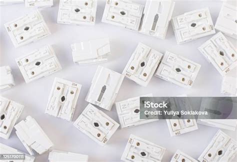 전자 부품의 패턴 새로운 컴팩트 접합 커넥터 또는 터미널 블록 상단 보기 그룹 소형 승용차에 대한 스톡 사진 및 기타 이미지 소형 승용차 스위치 개념 Istock