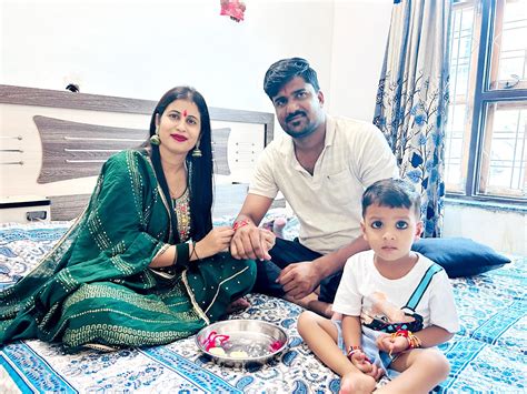 भाइयों के भाल पर तिलक लगा बहिनों ने बांधा रक्षा सूत्र भाइयों ने उपहार
