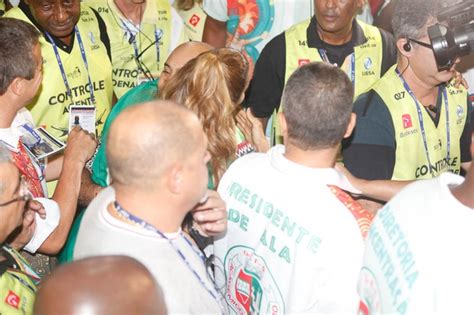 EGO Ivete Sangalo leva Sapucaí à loucura durante desfile das Campeãs