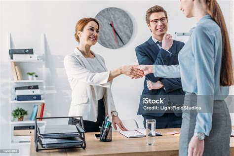 안경에 잘생긴 동료 근처의 쾌활 한 신병 들과 손을 흔들 여자의 자른 된 보기 3 명에 대한 스톡 사진 및 기타 이미지 3 명 기업 비즈니스 남자 Istock