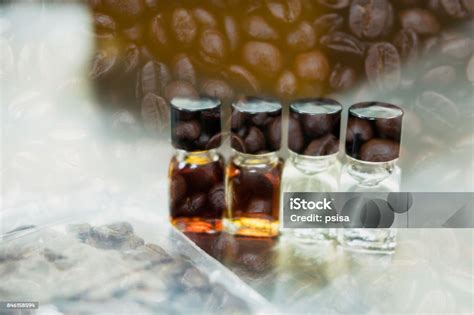 커피 시음 참조 맛을 커피에서 향기 인식입니다 향기로운 이중 노출 볶은 콩 냄새가 감정에 대 한 향수의 병 감각 지각에 대한 스톡 사진 및 기타 이미지 Istock