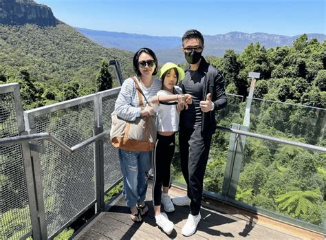 小s二女儿晒在美国芝加哥度假照，15岁lily化浓妆，被调侃像34岁许雅钧照片网友