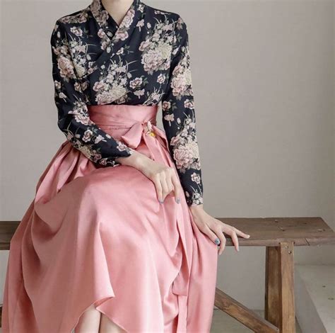 Pin By Yuny Ks On Looks Modern Hanbok Modern Hanbok Dress Vintage
