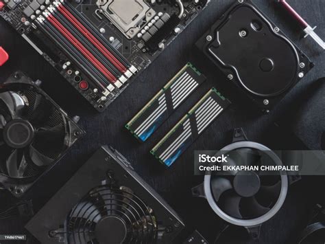 Tampilan Atas Bagian Komputer Dengan Harddisk Ram Cpu Kartu Grafis Dan Motherboard Pada Latar