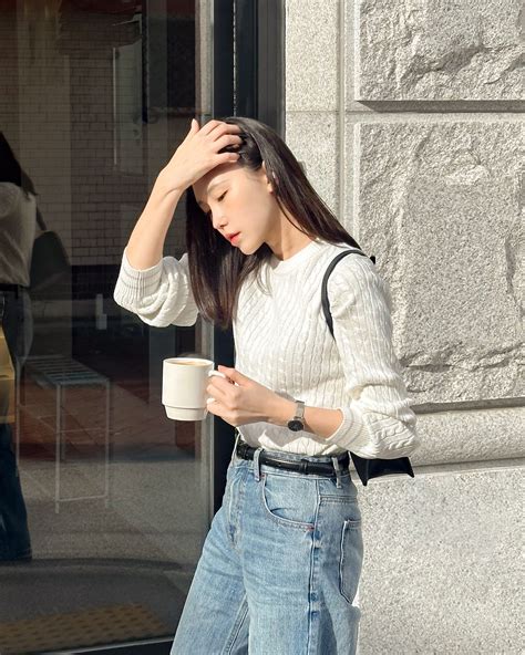 박선영 광고 레페르의 헤리티지가 담긴 25ss 델피늄 프릴 가디건으로 이른 봄맞이 우아한 애슬레저룩을 지향하는 레페르답게 로맨틱한 리본 오프닝이 특징인 델피늄