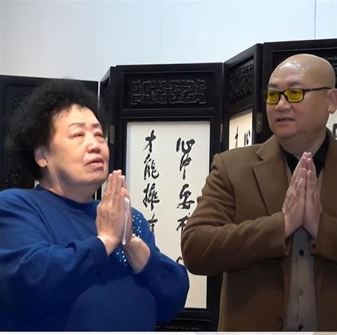 迟重瑞夫妻举办追悼会，陈丽华悲痛哭泣，迟重瑞递纸搀扶满脸心疼 哔哩哔哩