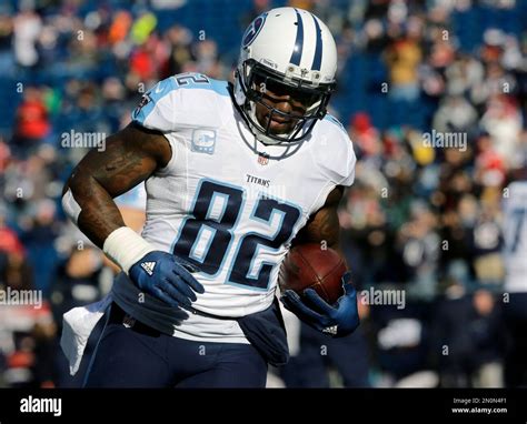 Tennessee Titans Tight End Delanie Walker 82 Warms Up Before An Nfl