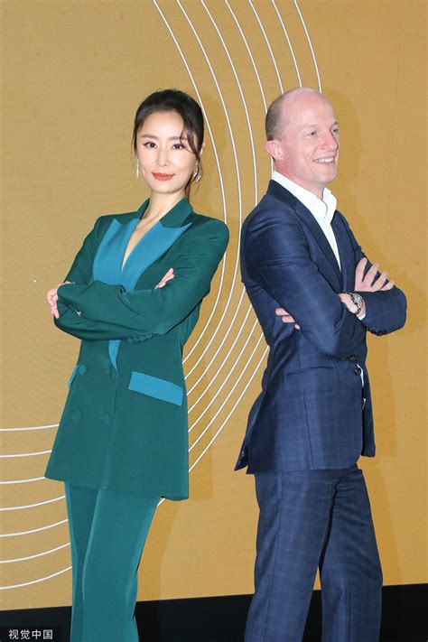 林心如穿西装小秀性感 对镜挥手气质优雅端庄大方 搜狐大视野 搜狐新闻