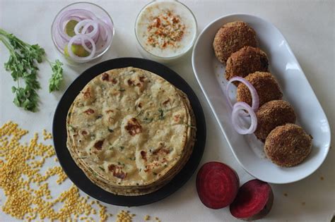 통밀과 렌즈콩을 곁들인 고단백 인도 플랫 빵 널리 인도의 많은 부분에서 달 달 파라타로 알려져 있습니다 채식 비트 뿌리 커틀릿과 함께 제공됩니다 납짝빵에 대한 스톡 사진 및