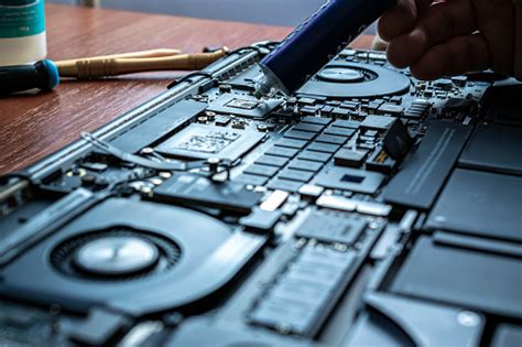 엔지니어 기술자 남자 업그레이드 및 유지 보수 디지털 Pc 솔루션은 전자 하드웨어를 서비스합니다 기술 칩 장비 수리 Stem 주제에 대한 스톡 사진 및 기타 이미지 Istock