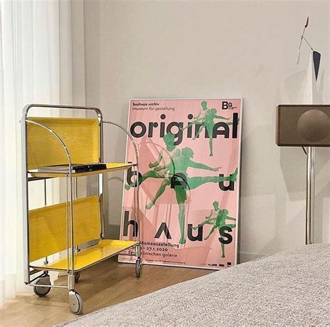 바우하우스 액자에서 전해지는 활력 에너지 💛그래픽 디자인 스튜디오 L2m3의 설립자 샤샤 로베 Sascha Lobe 에 의해 제작된 오리지널 바우하우스 포스터입니다