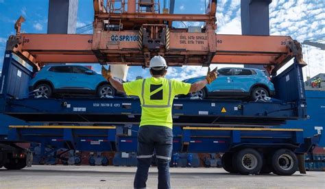 Descarga Hutchison Ports Miles De Autos En Contenedores Y Flat Racks