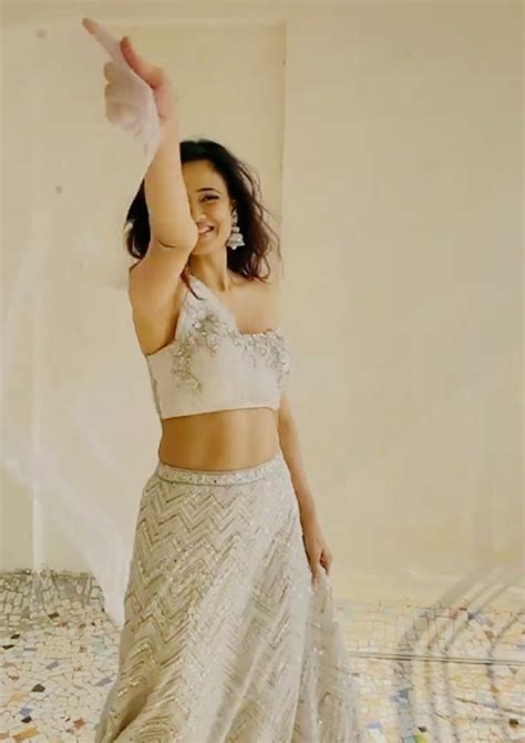 Shweta Tiwari Flaunts Her Perfect Midriff Abs In Lehenga