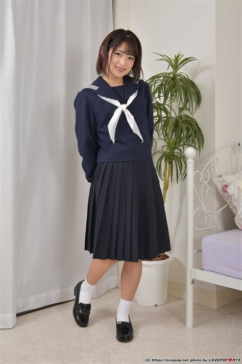 渚みつき 白ソックスなセーラー服画像