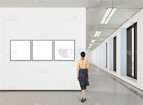 在现代画廊里看空白海报的女人