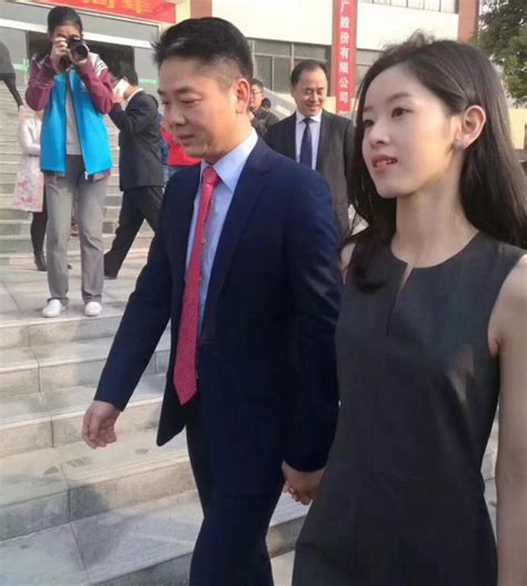 刘强东章泽天十指相扣回母校！奶茶妹妹一身黑裙性感！东哥长面子