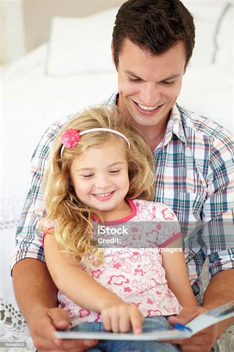 파더 및 딸이다 독서모드 책을 침실 4 5세에 대한 스톡 사진 및 기타 이미지 4 5세 귀여운 딸 Istock