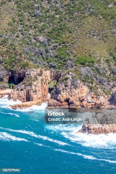 아름다운 여름 아침에 Knysna Heads 해안선의 전망 나이스나 남아프리카 공화국 남아프리카공화국에 대한 스톡 사진 및 기타