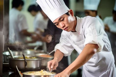 餐厅后厨的厨师高清图片下载 正版图片600276507 摄图网