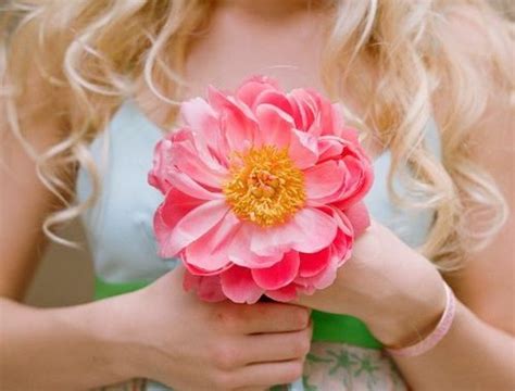 صورة يد ماسكة وردة خلفيات يد ماسكه ورده We Did Not Find Results For