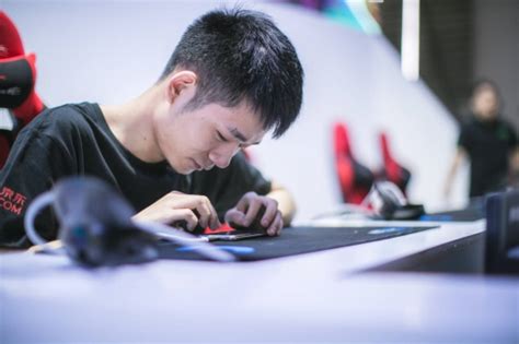 《qq飞车手游》重磅亮相cj 若风与罗伟组队道具上演漂移之战 《qq飞车手游》官方网站